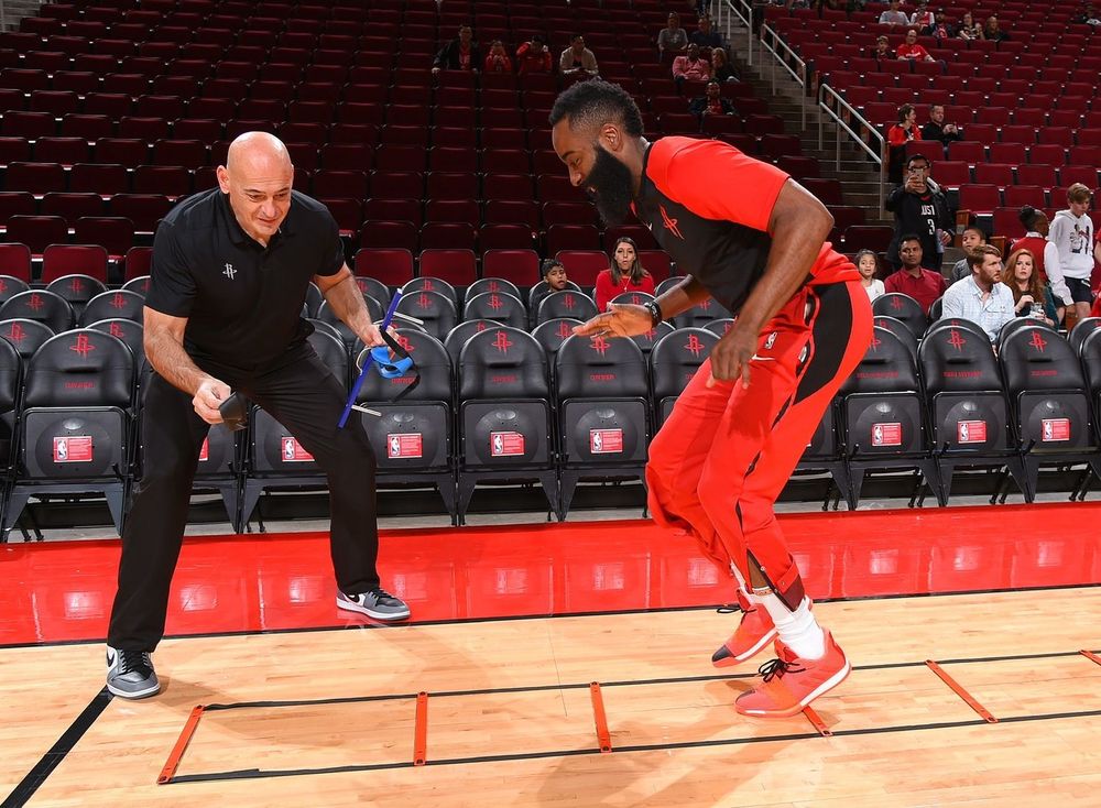 桃园云豹球员立正站好！这位新任体能教练曾操练过哈登和姚明｜壹苹新闻网